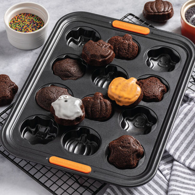 Non-stick Metal Bakeware 12-Cup Halloween Cakelet Pan | Le Creuset®